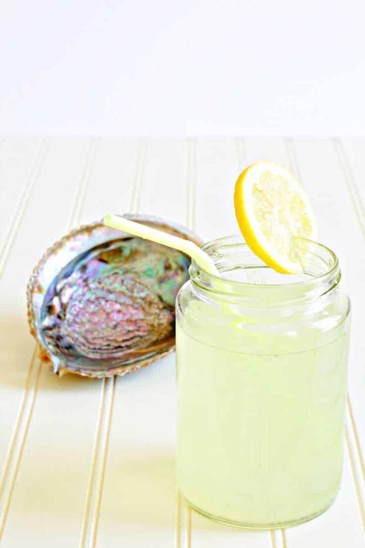 Non-Alcoholic Mermaid Lemonade Changes Color From Yellow to Blue!